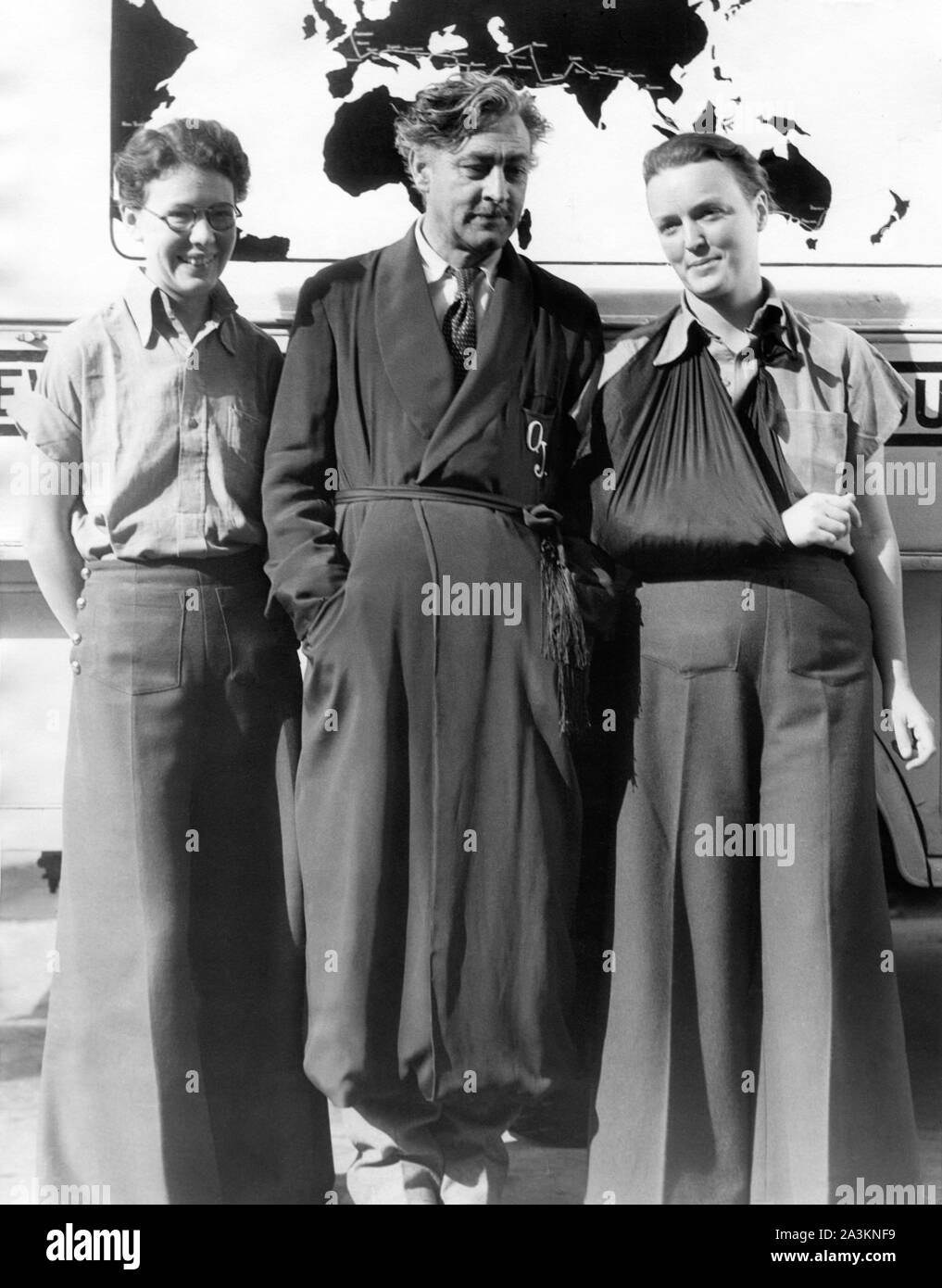 JOHN BARRYMORE as Oscar Jaffe on set candid during filming with EDNA ...