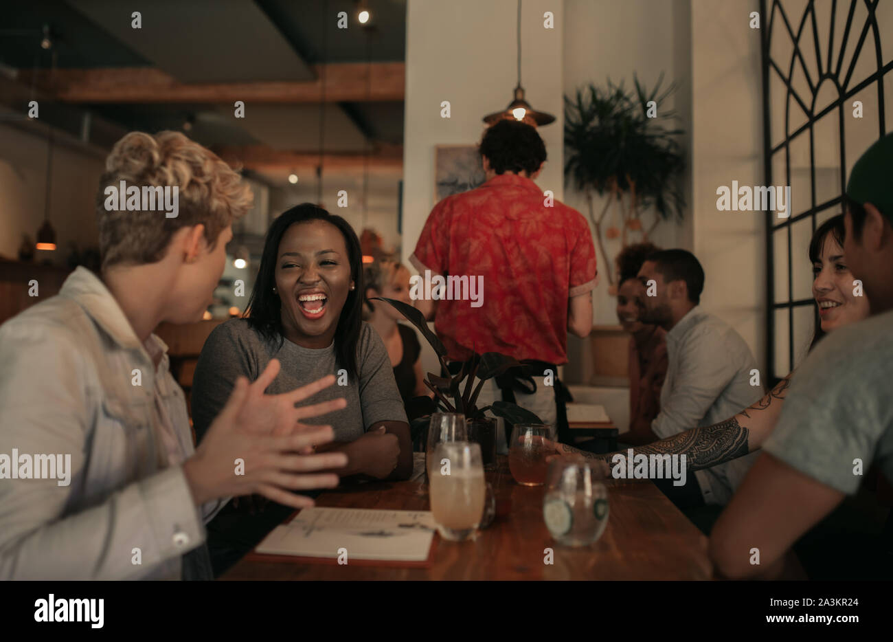 Group of friends sitting at bar hi-res stock photography and images - Alamy