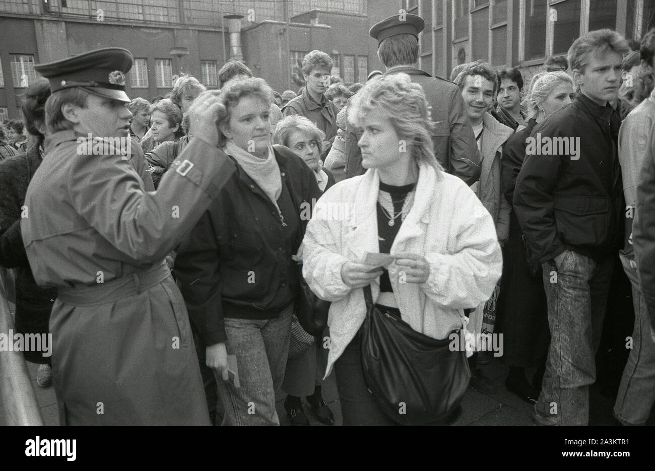 10 September 1989, Berlin, Mitte: On November 10, 1989, GDR border ...
