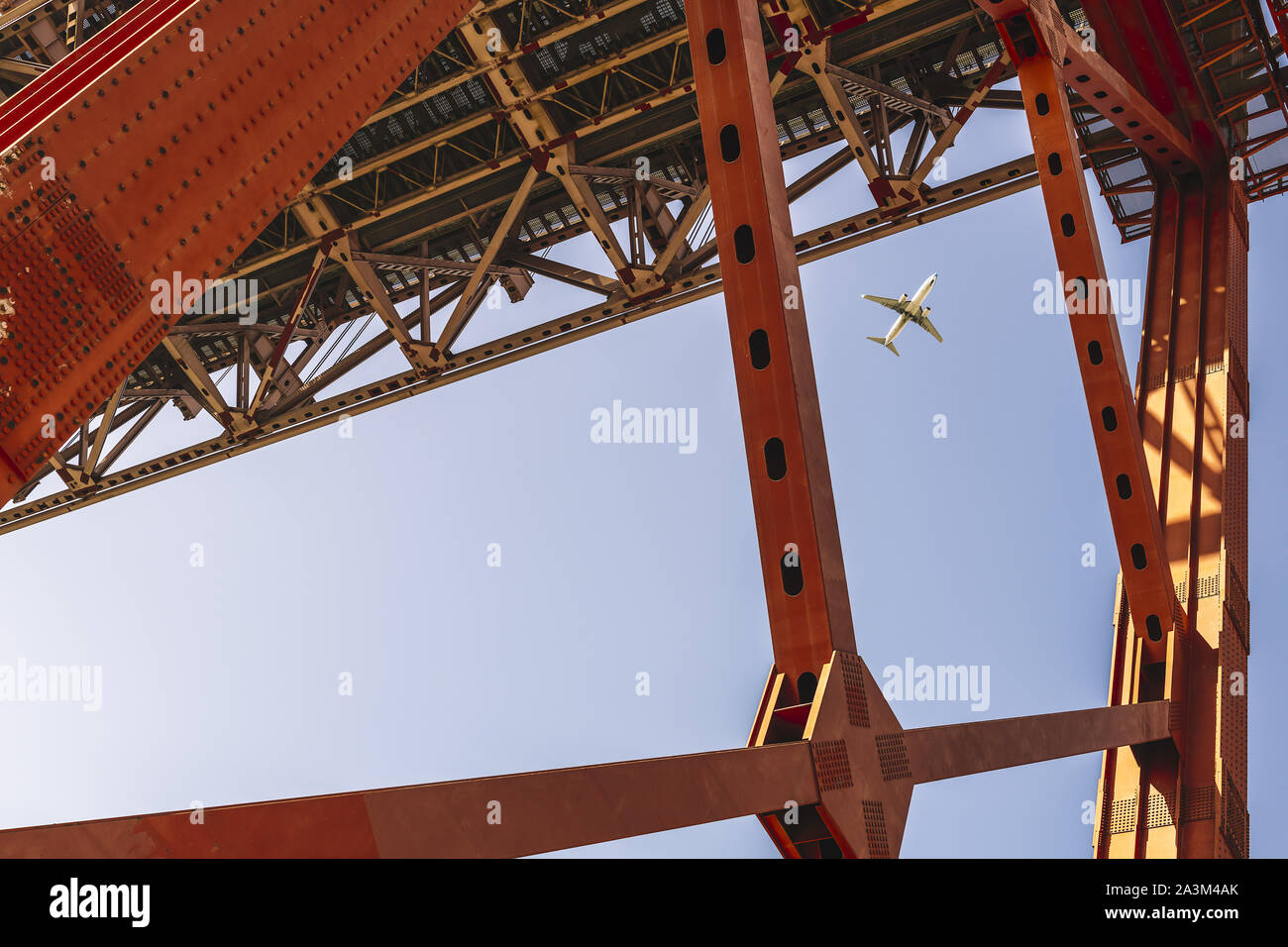 Red metal beams hi-res stock photography and images - Alamy