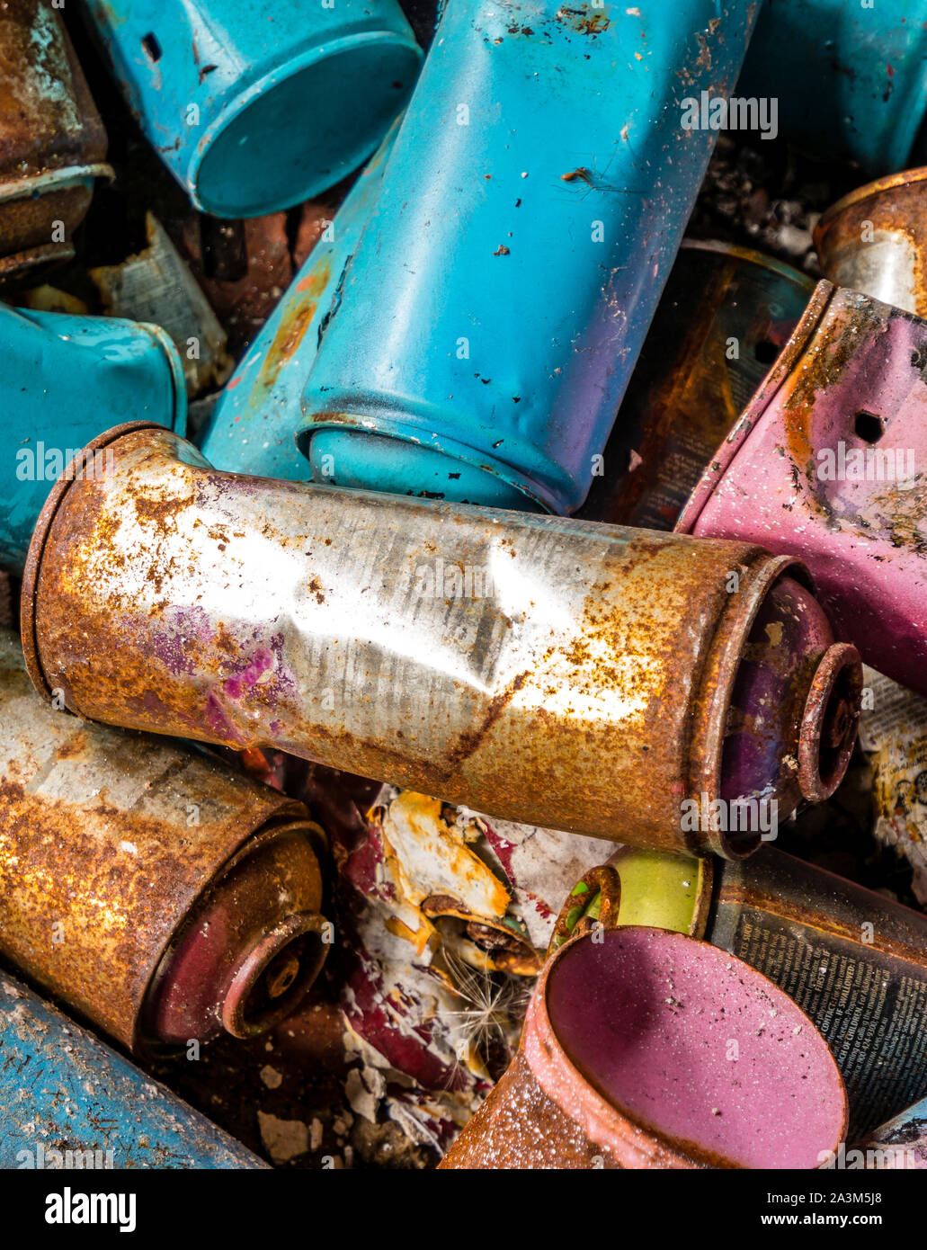 Rusty graffiti spray can hi-res stock photography and images - Alamy