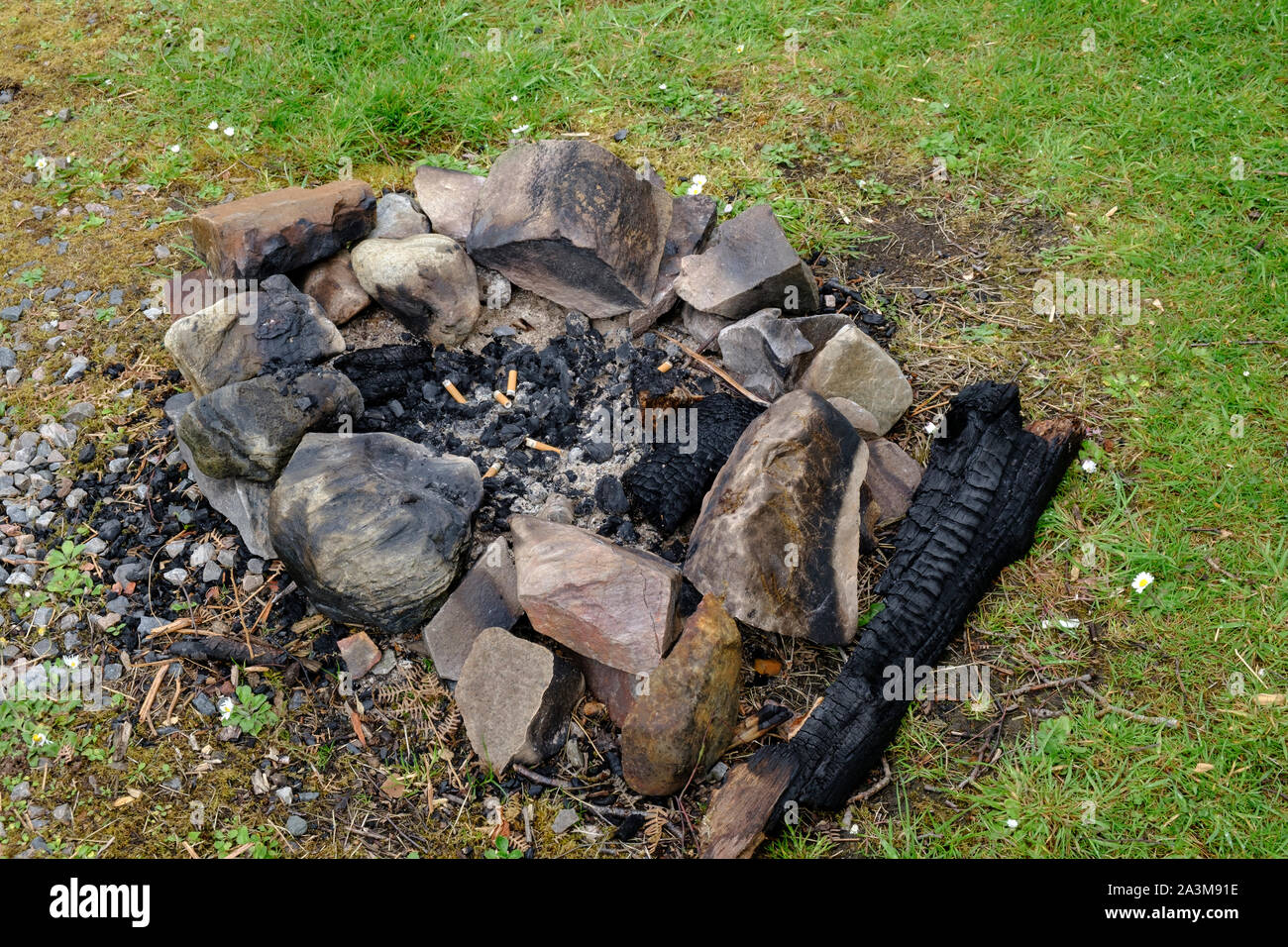 remains of fire pit camp-fire Bbq Stock Photo - Alamy