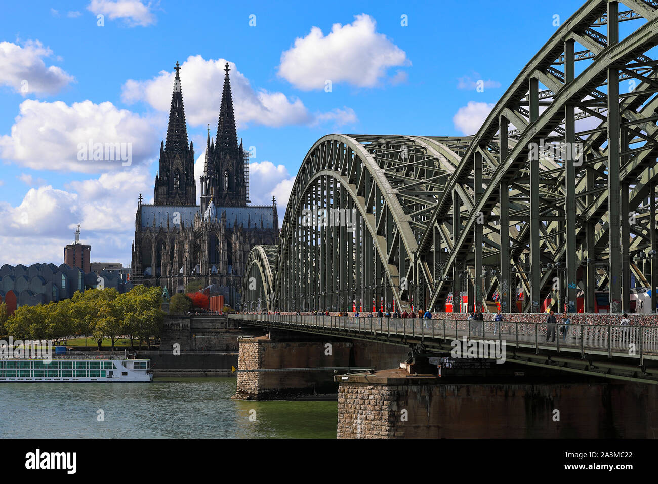 Cologne Dom and railway bridge by night Stock Photo - Alamy