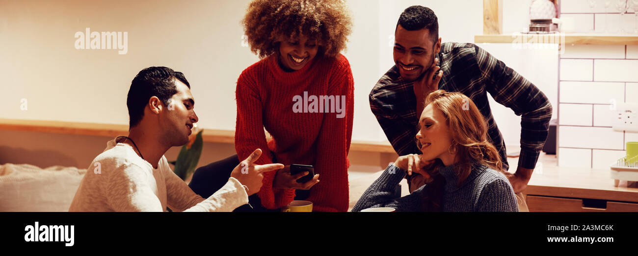 Friends socialising home hi-res stock photography and images - Alamy