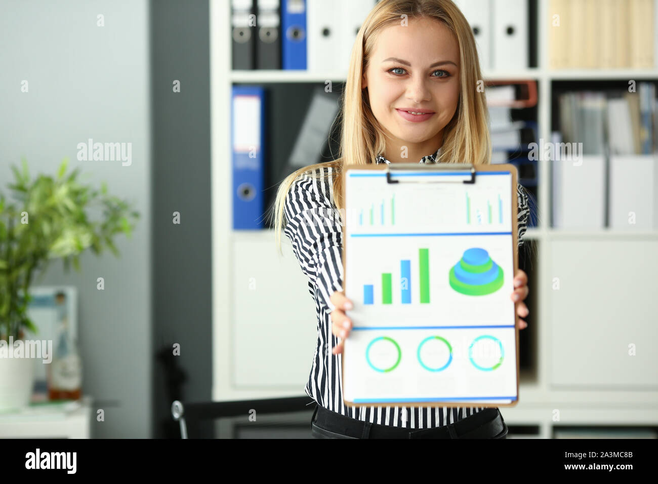 Annual report charts hi-res stock photography and images - Alamy