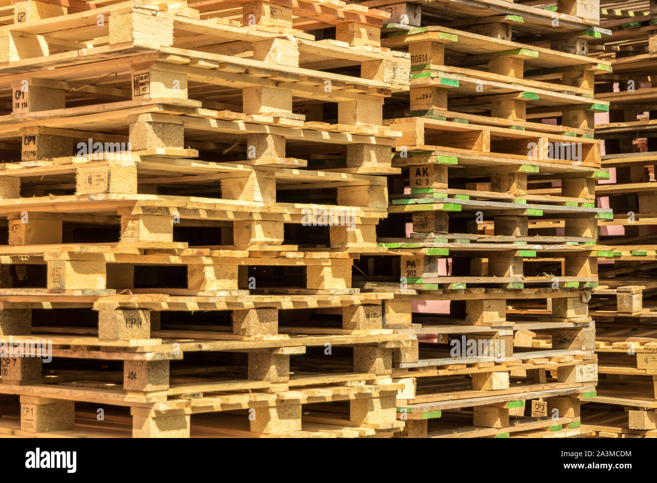 Broken pallets hi-res stock photography and images - Alamy