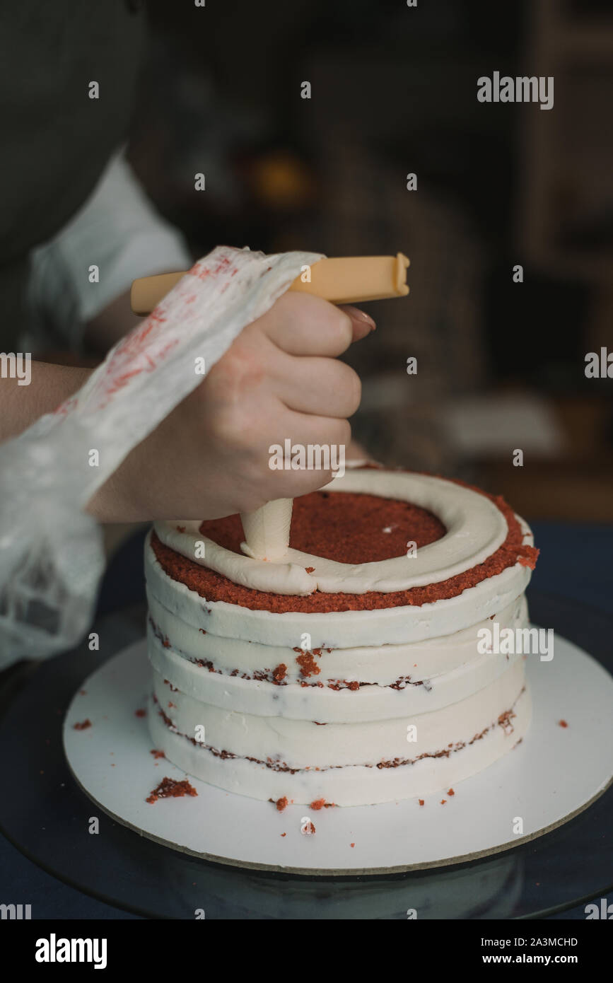 Squeezing frosting bag hi-res stock photography and images - Alamy