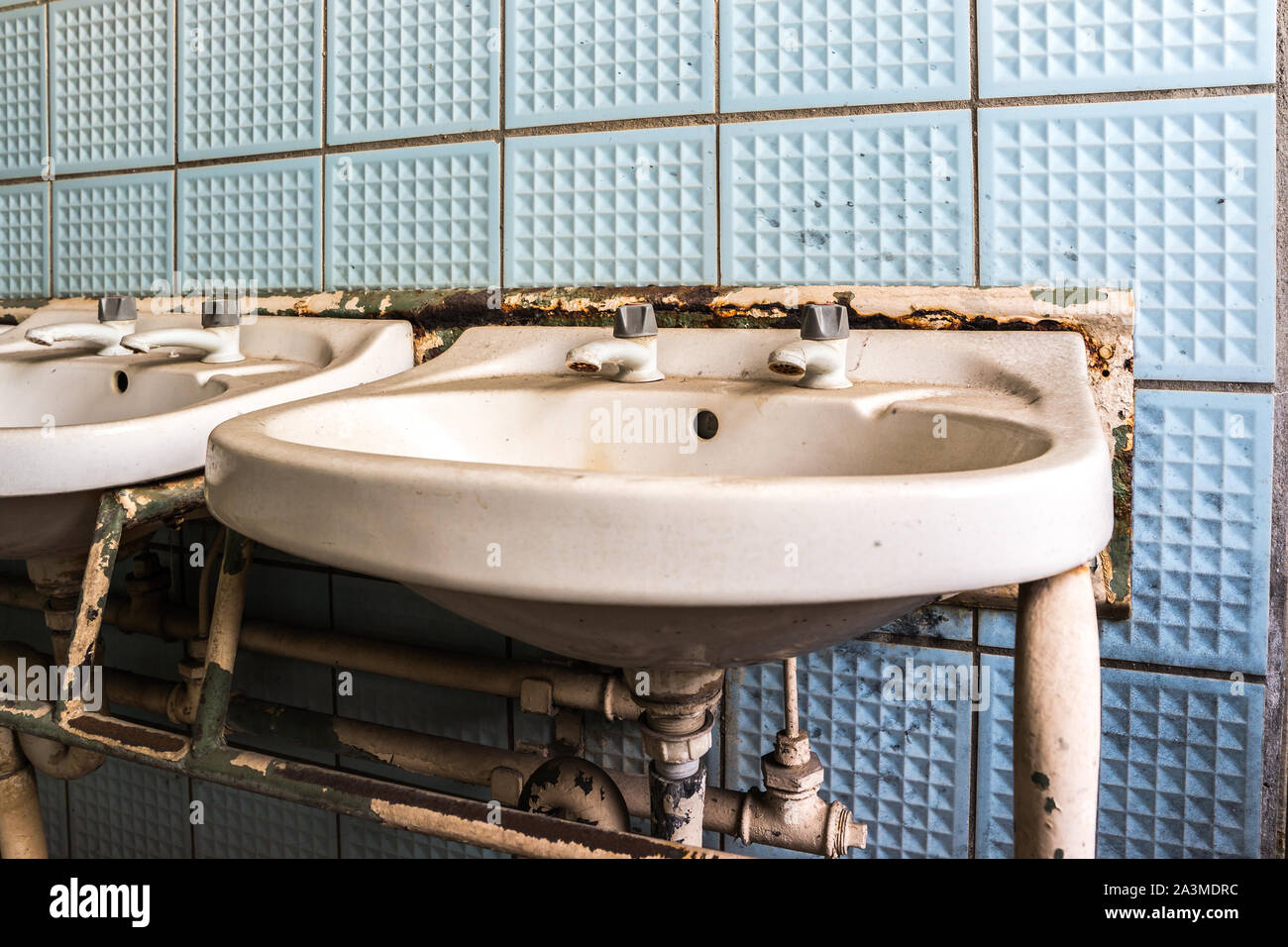 Old wash basin in the bathroom Stock Photo - Alamy
