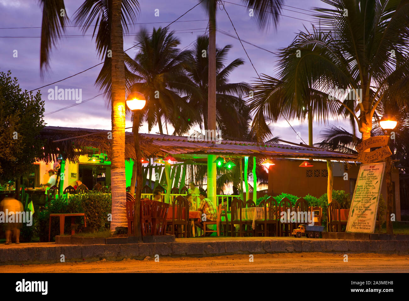 Restaurantes en la plaza de Puerto Villamil,Isla Isabela, Islas ...