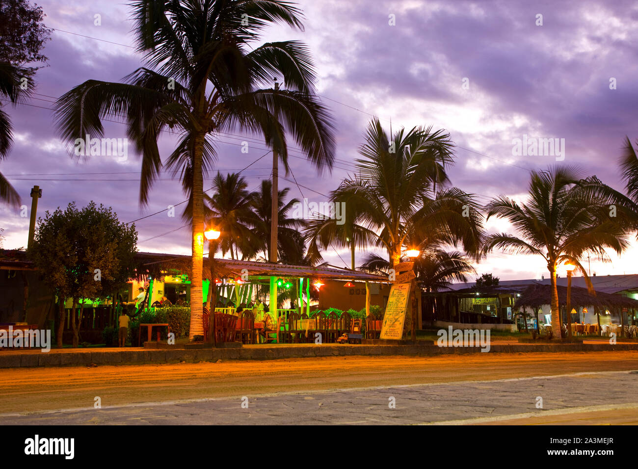 Restaurantes en la plaza de Puerto Villamil,Isla Isabela, Islas ...