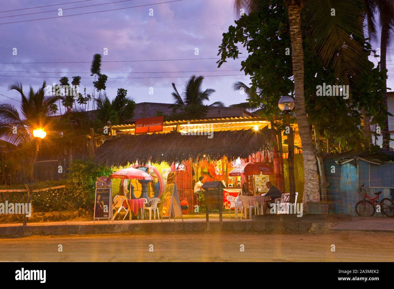 Restaurantes en la plaza de Puerto Villamil,Isla Isabela, Islas ...
