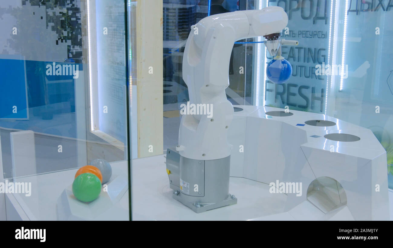Robot automatically sorting garbage Stock Photo - Alamy