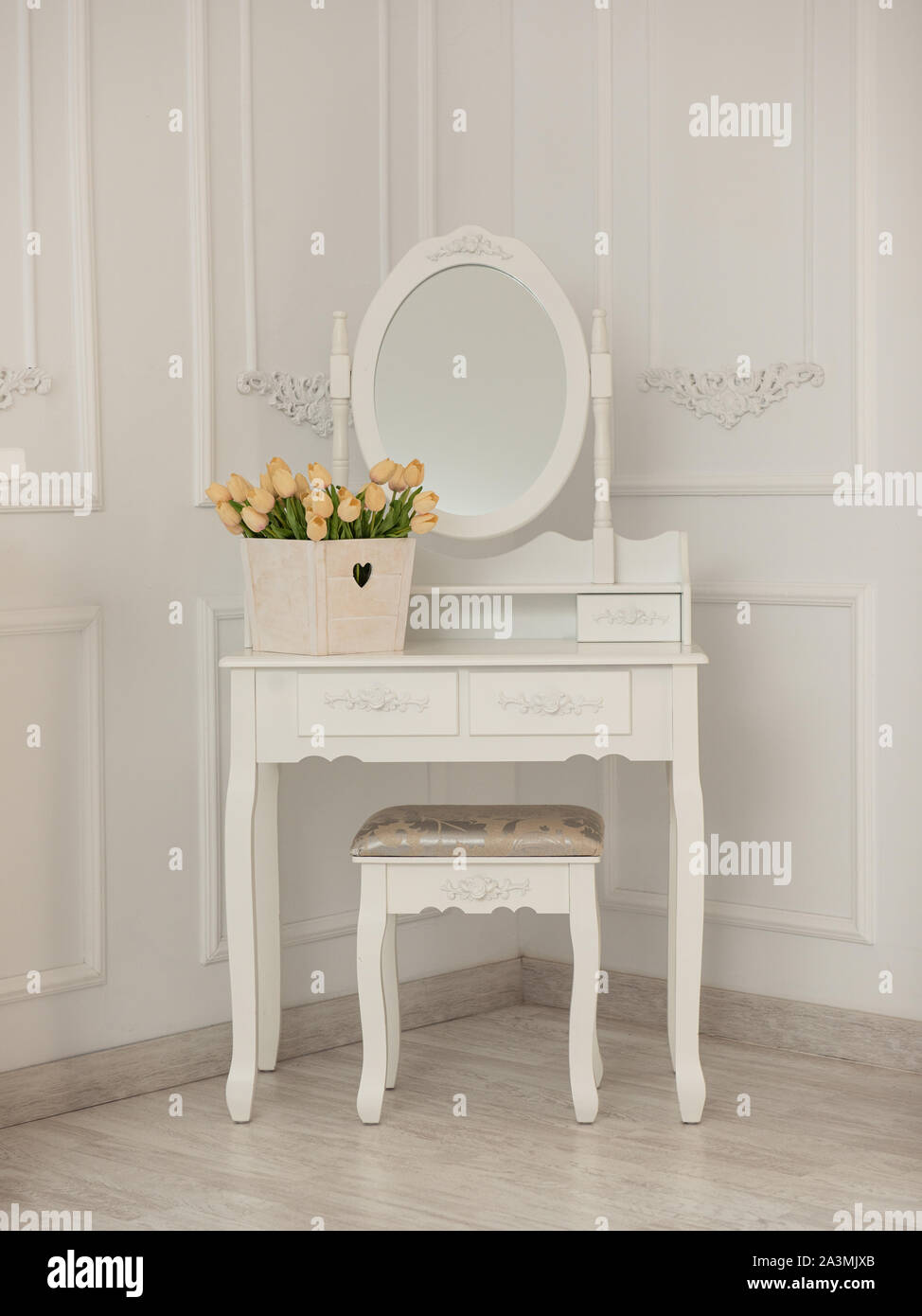 Wood console table mirror hi-res stock photography and images - Alamy