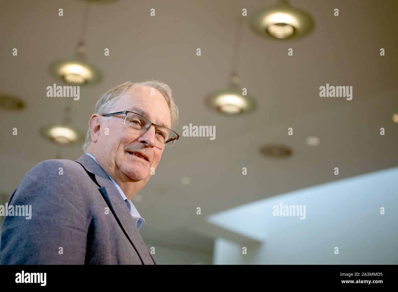 Ulm, Germany. 09th Oct, 2019. Chemist Stanley Whittingham attends an ...