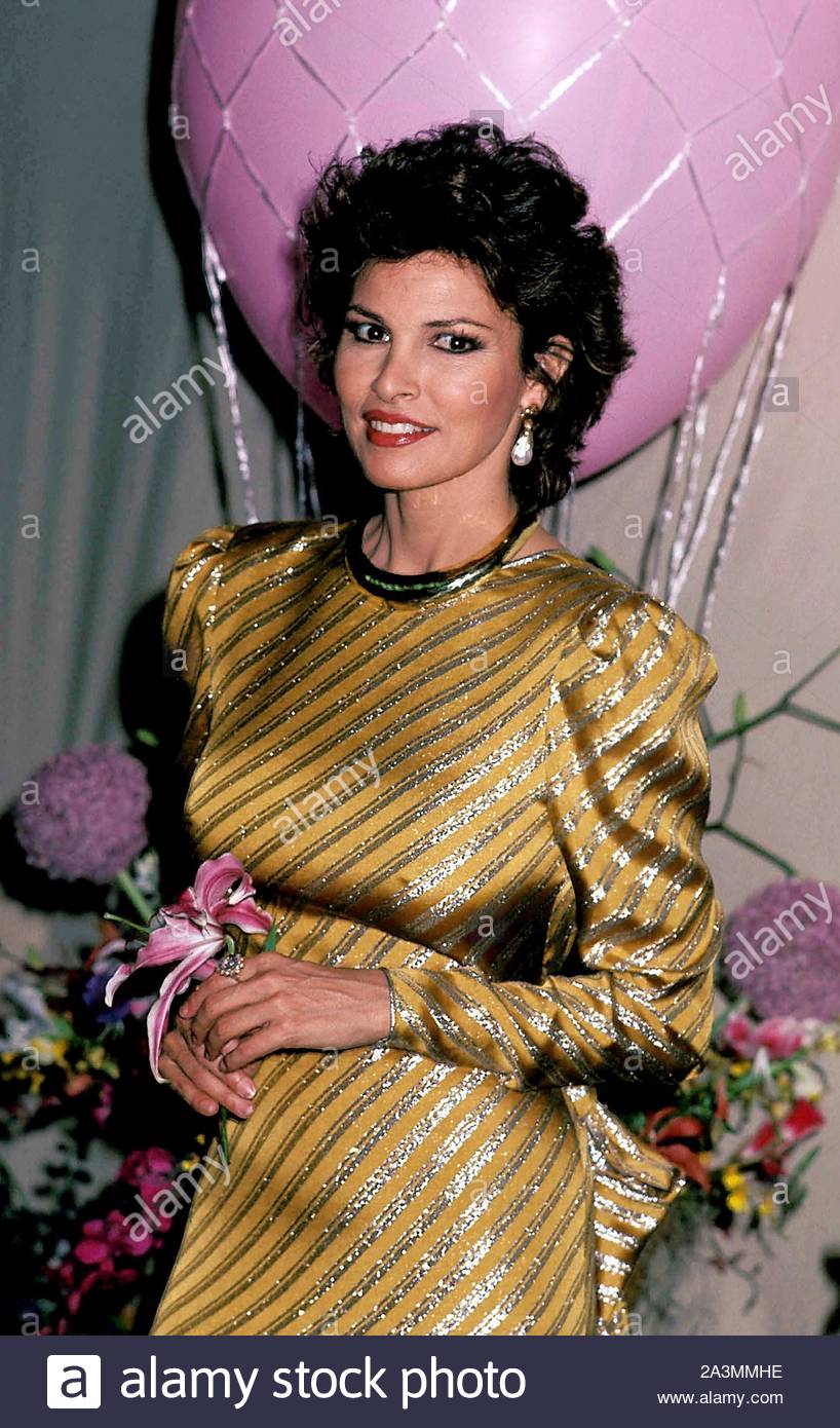 Raquel Welch Portrait Stock Photos & Raquel Welch Portrait Stock Images ...