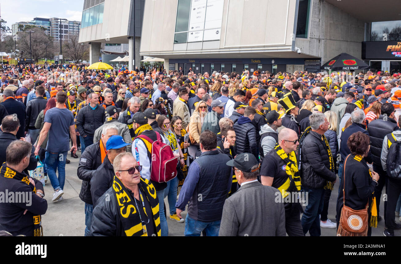 Cricket crowd sydney hi-res stock photography and images - Alamy