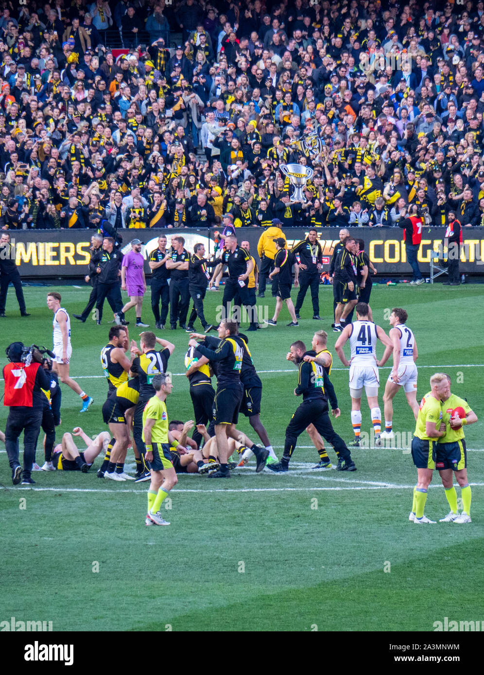 Cricket cameraman hi-res stock photography and images - Alamy