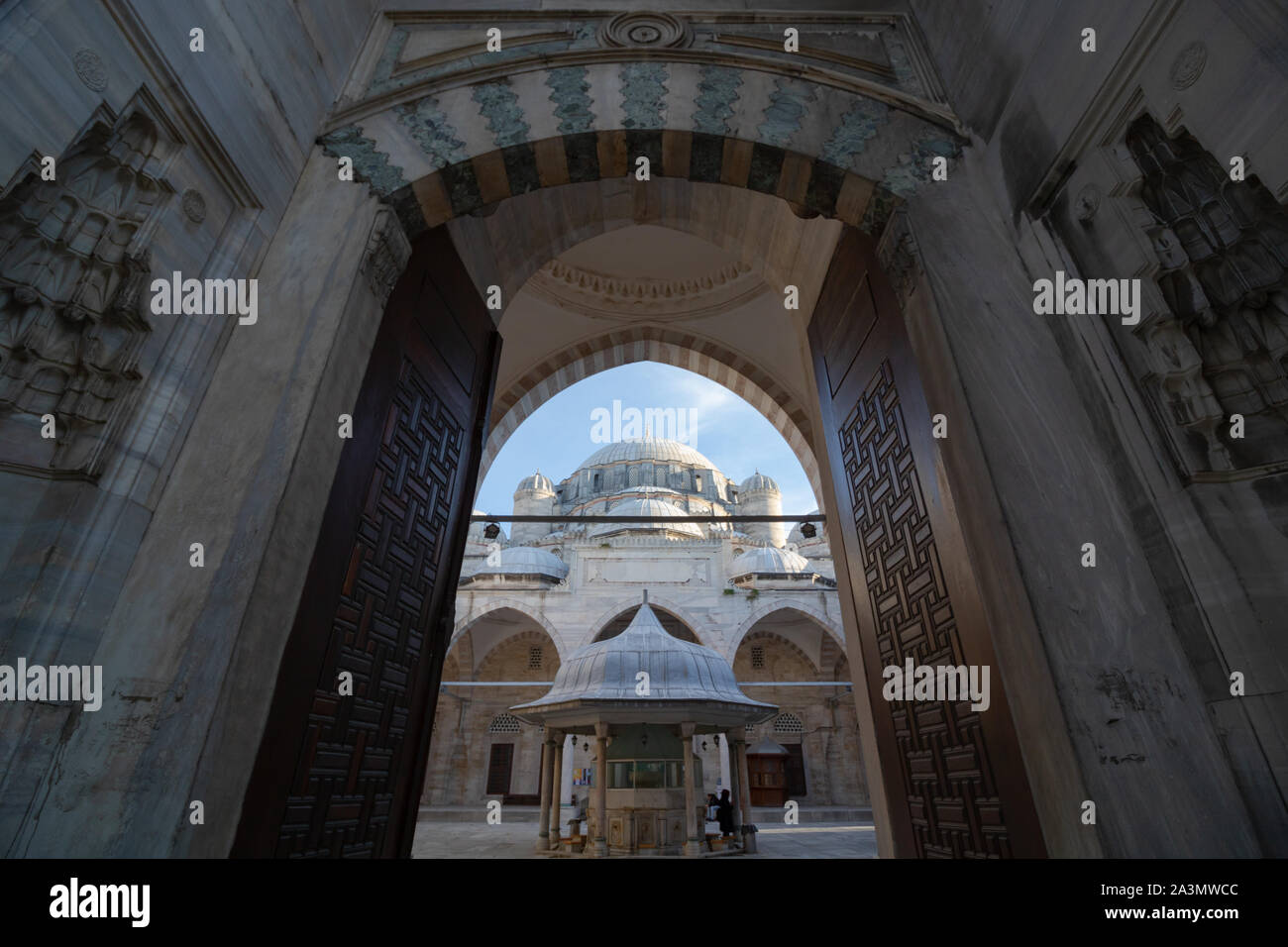 Main door mosque hi-res stock photography and images - Alamy