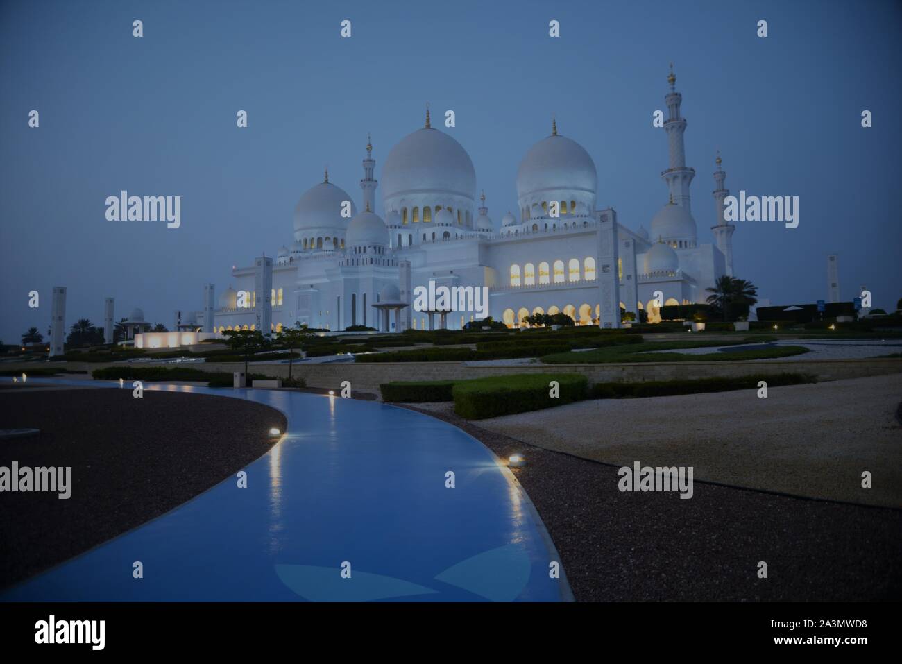 Sheik Zayed The Grand Mosque of Abu Dhabi UAE - largest mosque in the ...