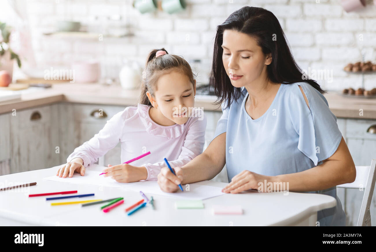 Mom teaching her little daughter how to draw Stock Photo - Alamy Mom teaching her little daughter how to draw Stock Photo - Alamy