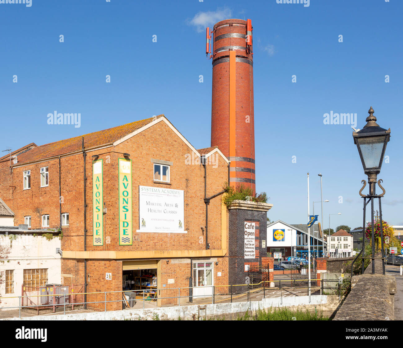 Old disused red brick industrial chimney by River Avon bridge, Melksham ...