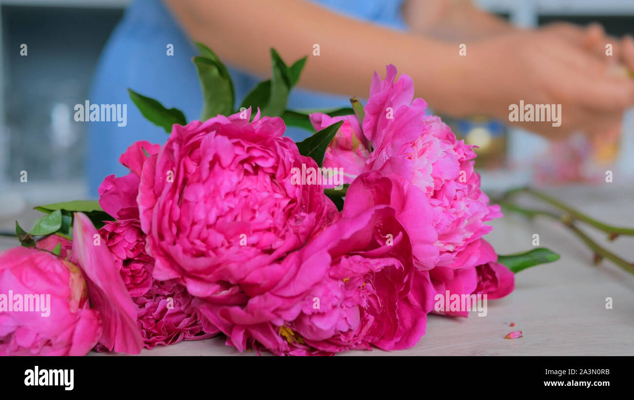 Professional floral artist sorting flowers at studio Stock Photo - Alamy