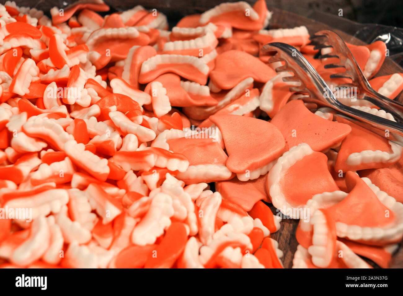 Old dentures false teeth hi-res stock photography and images - Alamy