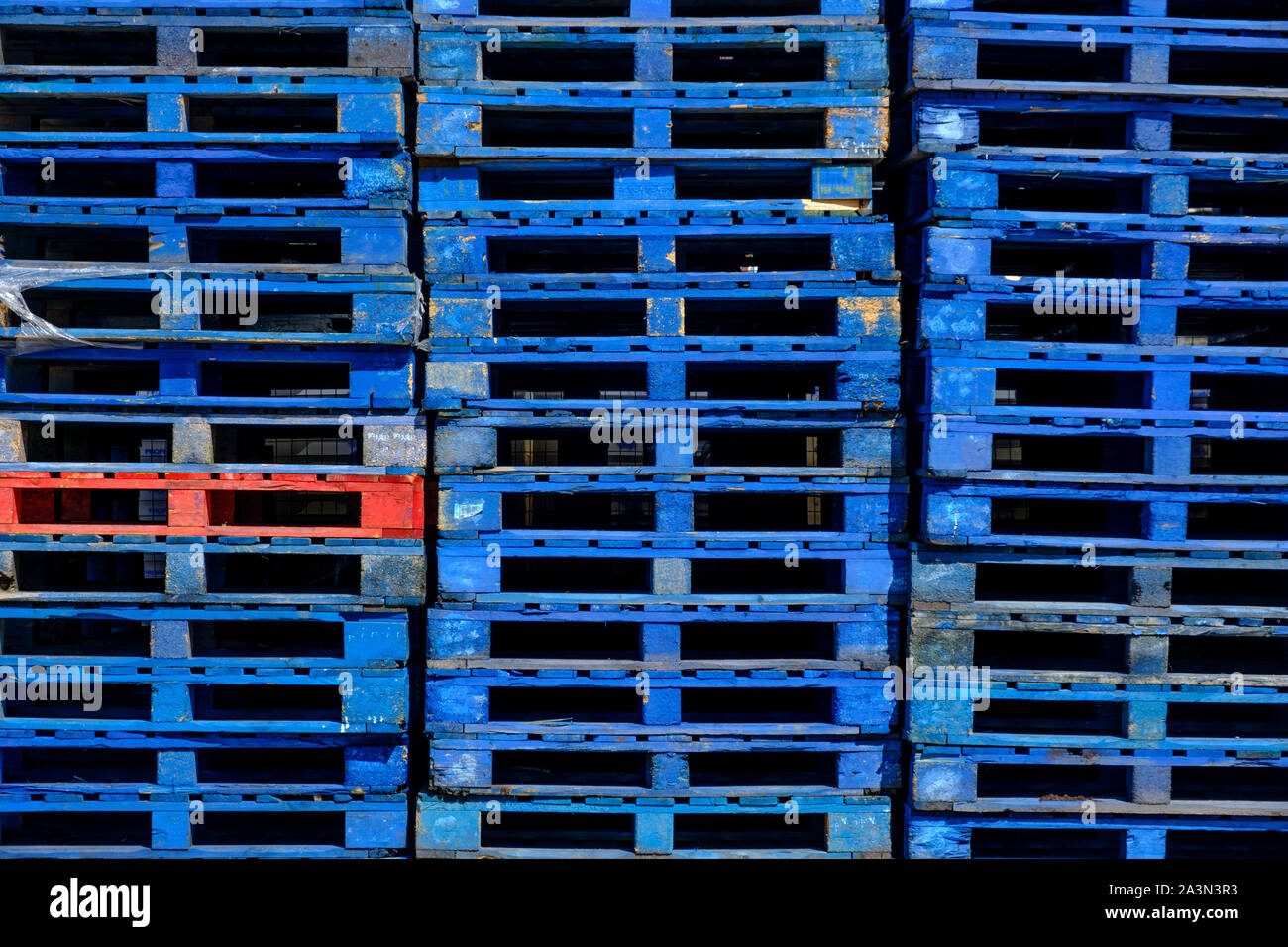 Empty pallets hi-res stock photography and images - Alamy