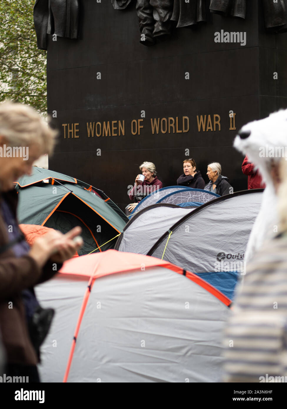 Women drinking tea at the Women of World War 2 monument in London Stock ...