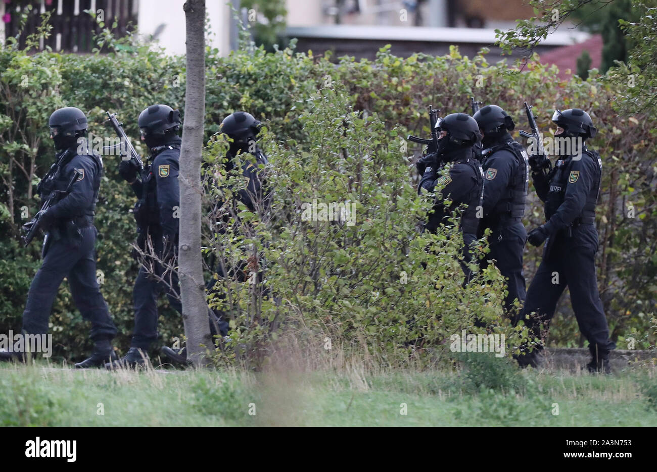 German police officers machine guns hi-res stock photography and images ...