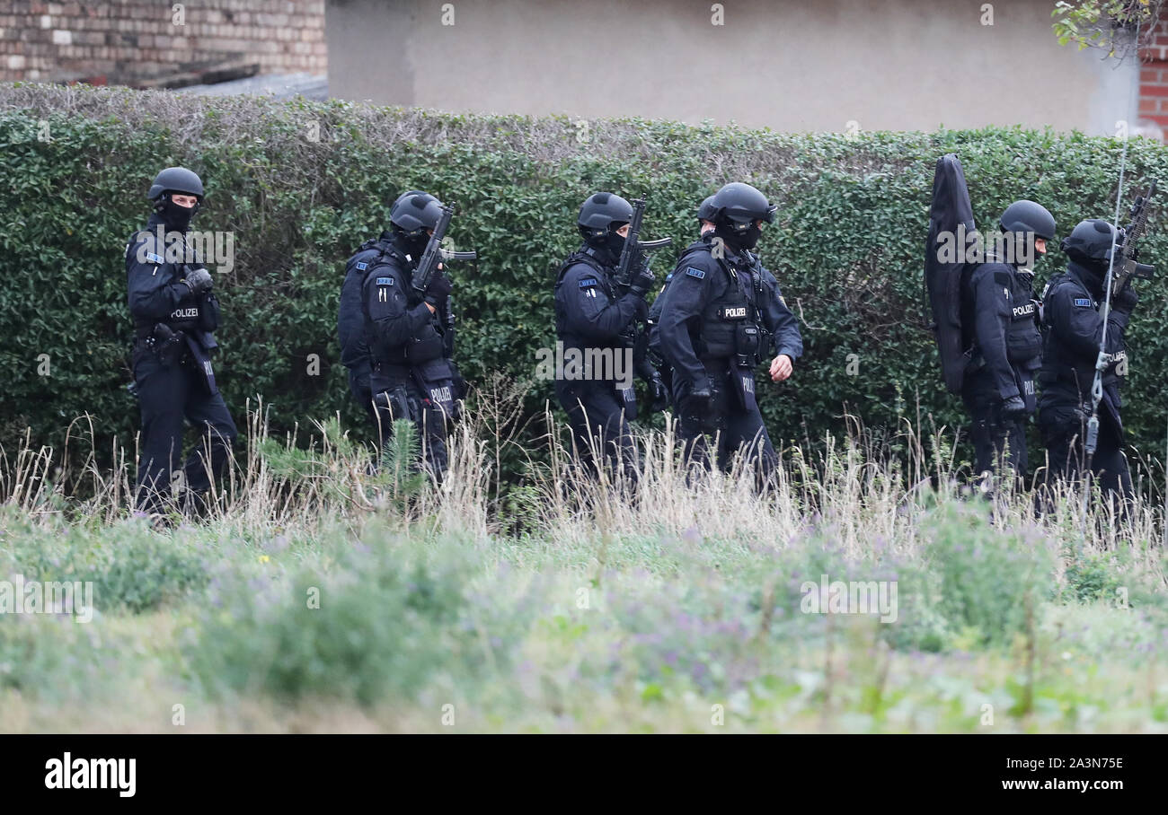 German police officers machine guns hi-res stock photography and images ...
