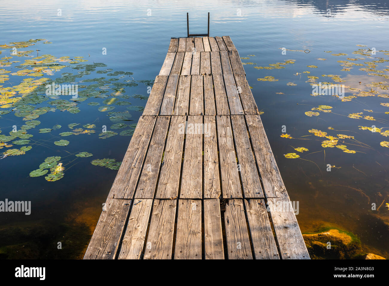 wooden landing stage at lake Stock Photo - Alamy