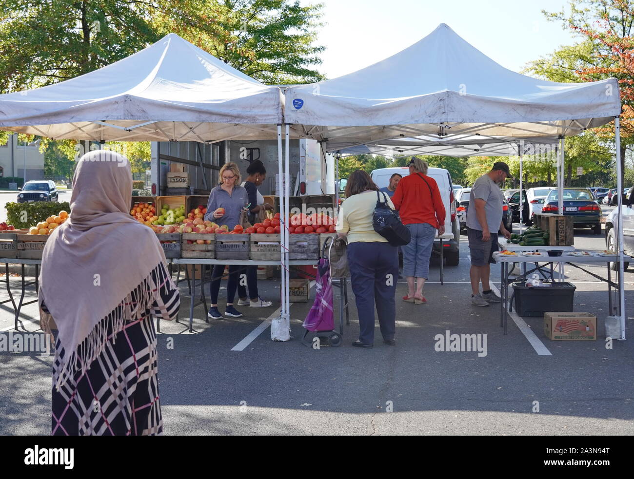 Woman buying vegetables in marketplace hi-res stock photography and ...
