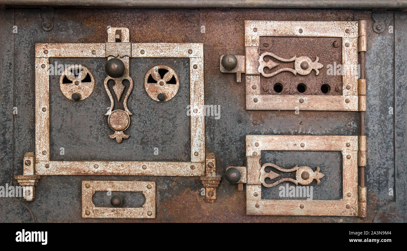 front view of vintage stove, Retro rusty iron object Stock Photo - Alamy