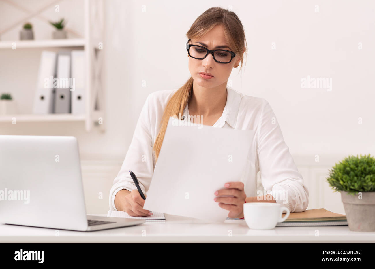 Girl reading report paper hi-res stock photography and images - Alamy