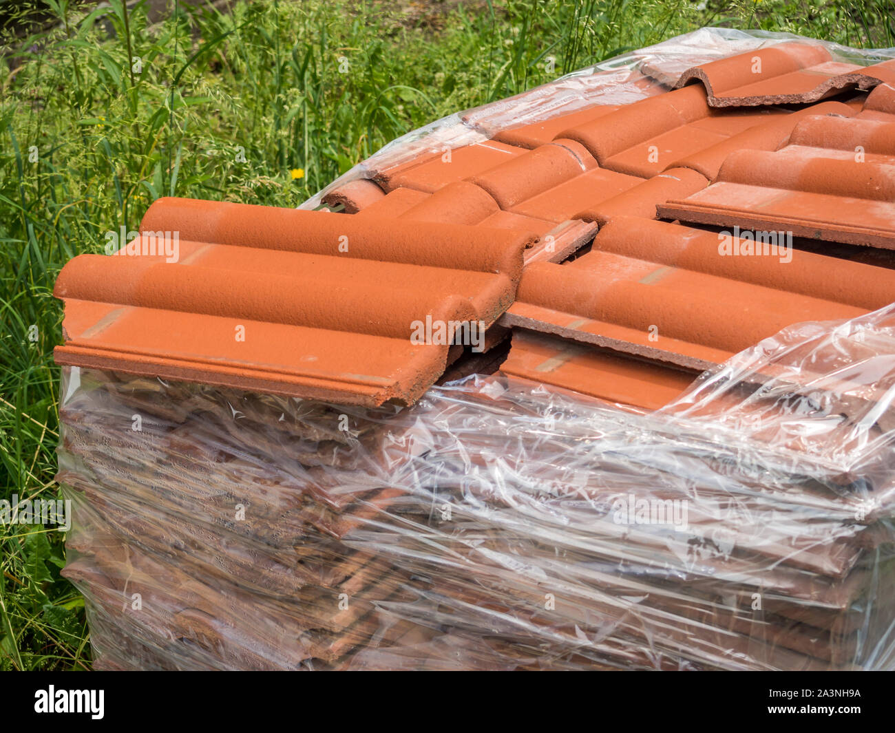 Roof tile pallet Stock Photo - Alamy