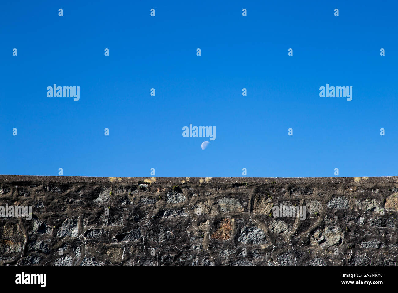 Parapet wall hi-res stock photography and images - Alamy