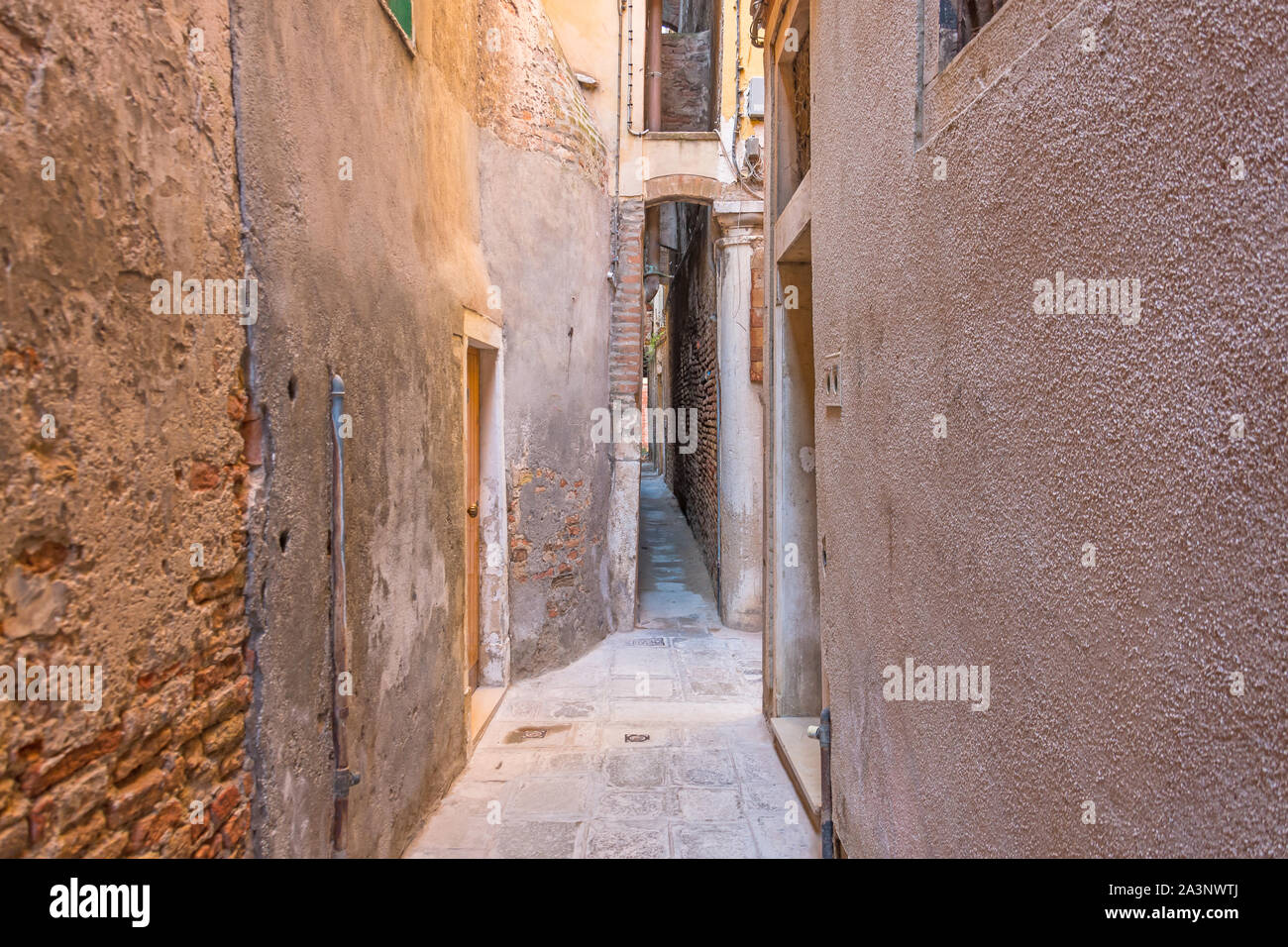 Narrowest street in italy hi-res stock photography and images - Alamy