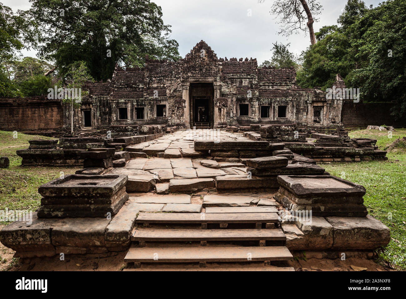 Angkor ruins hi-res stock photography and images - Alamy