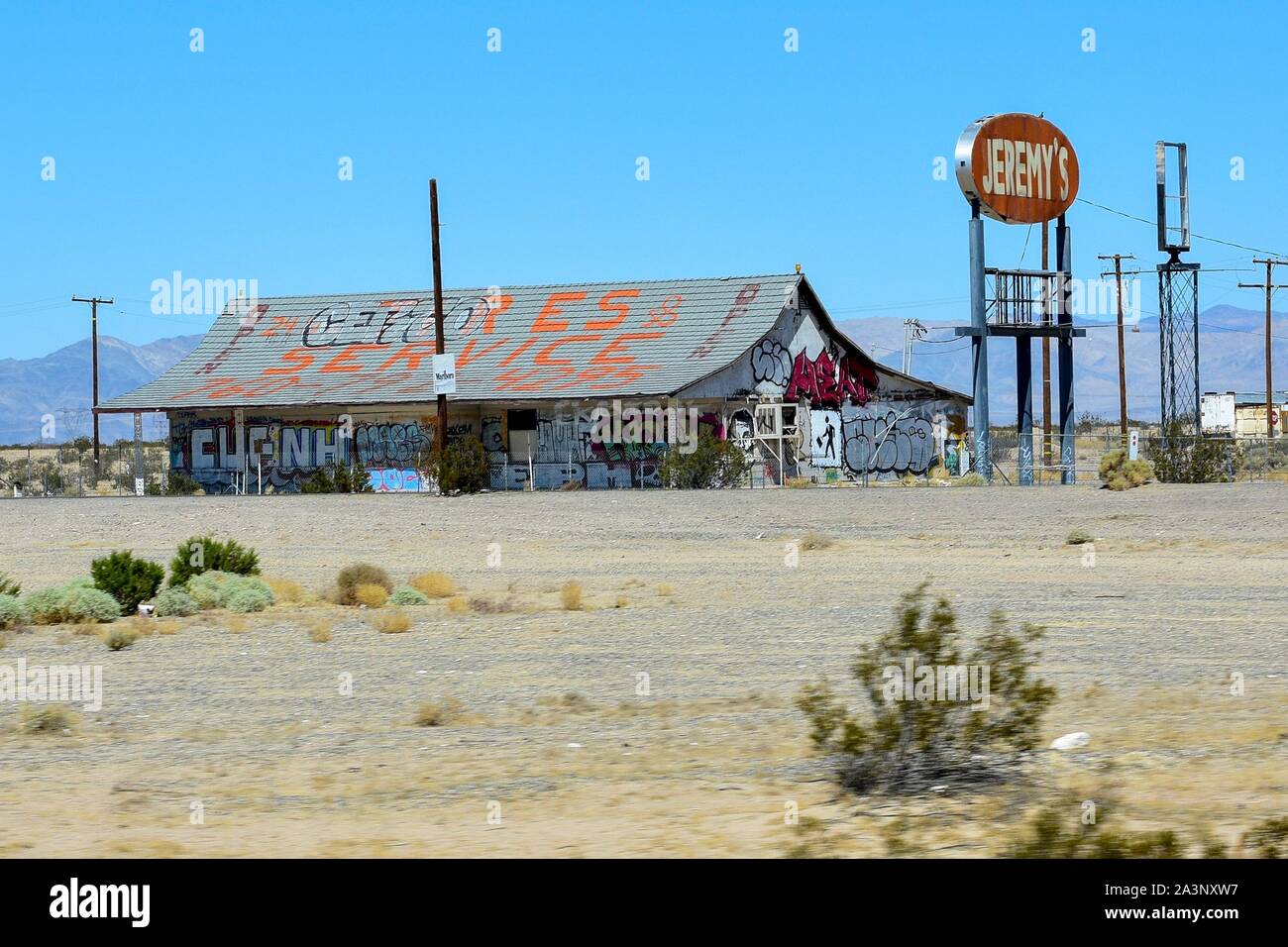 Wooden hut shack in desert Stock Photo - Alamy