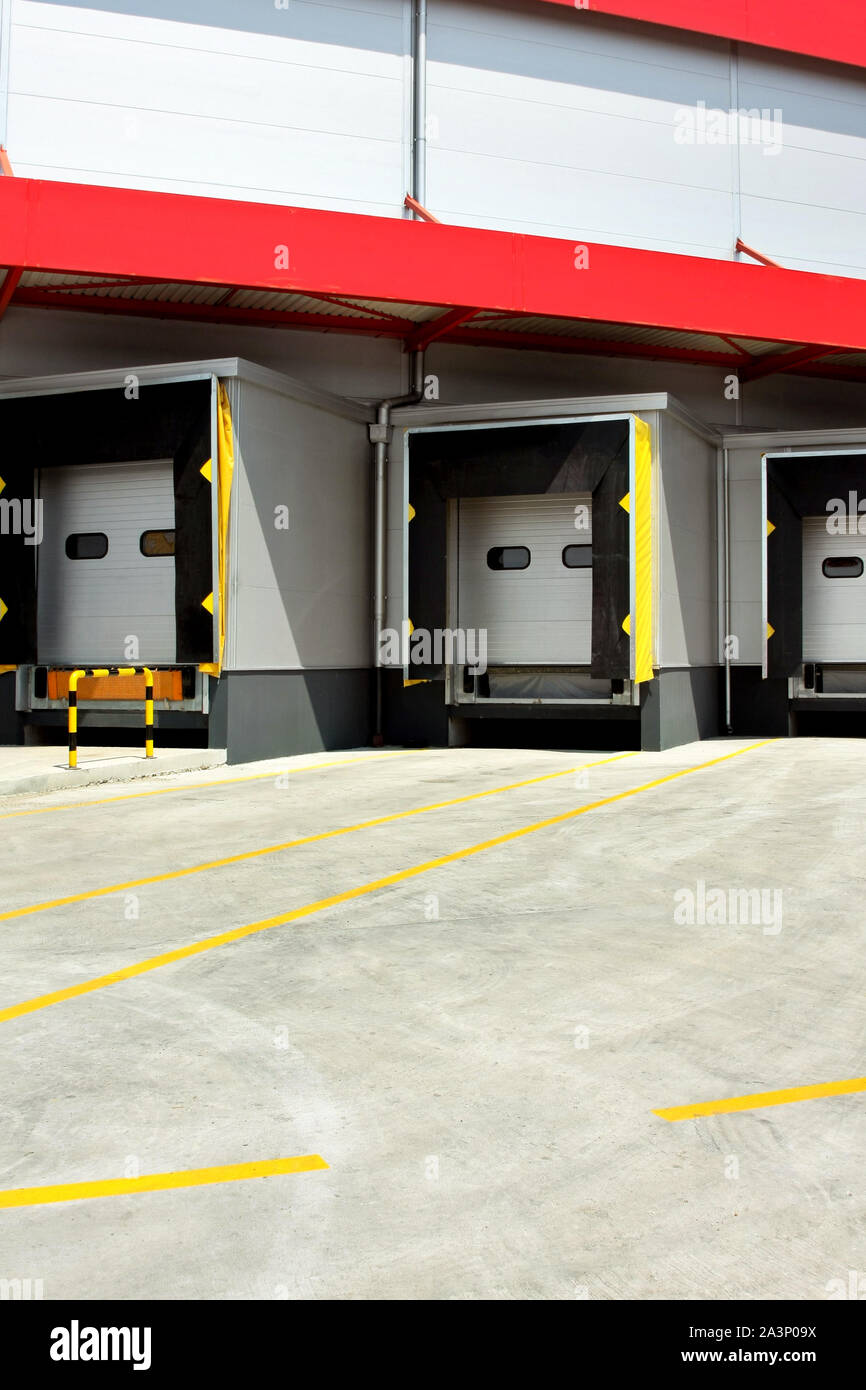 Loading warehouse deck with big cargo doors Stock Photo - Alamy