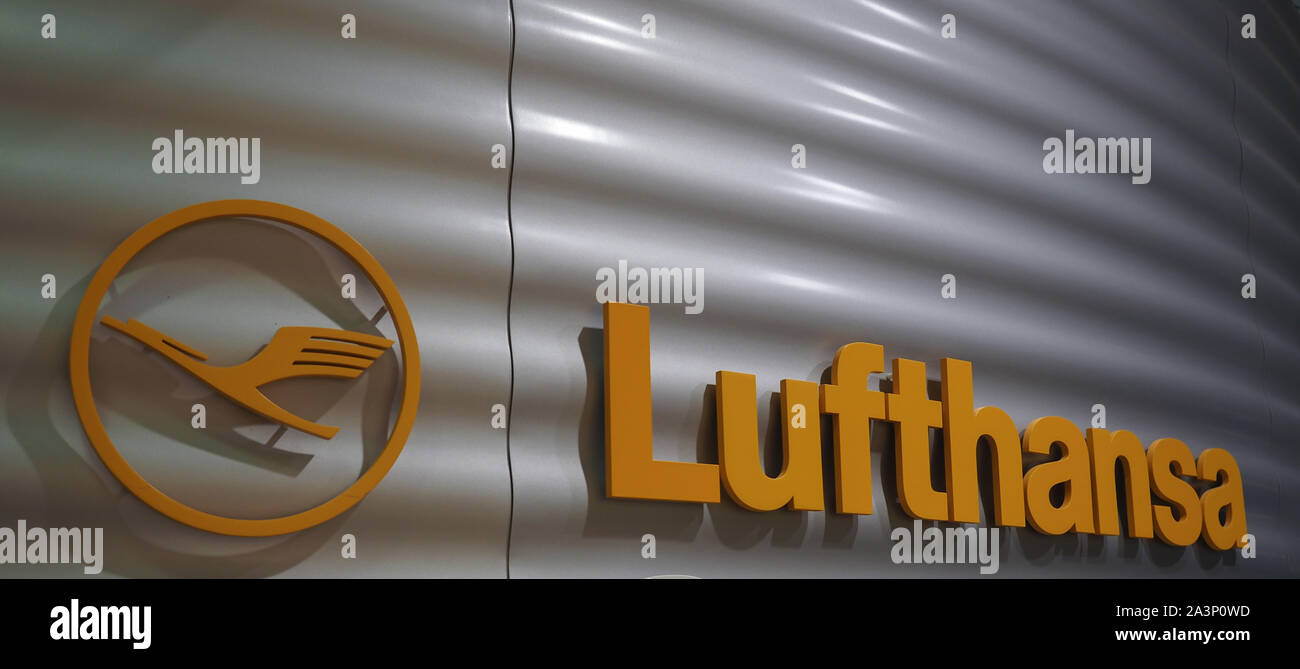 MUENCHEN, GERMANY - CIRCA AUGUST 2019: Lufthansa sign Stock Photo - Alamy