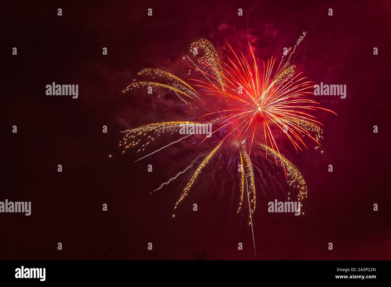 White fireworks hi-res stock photography and images - Alamy