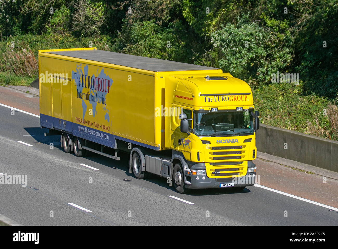 Yellow hgv articulated lorries hi-res stock photography and images - Alamy