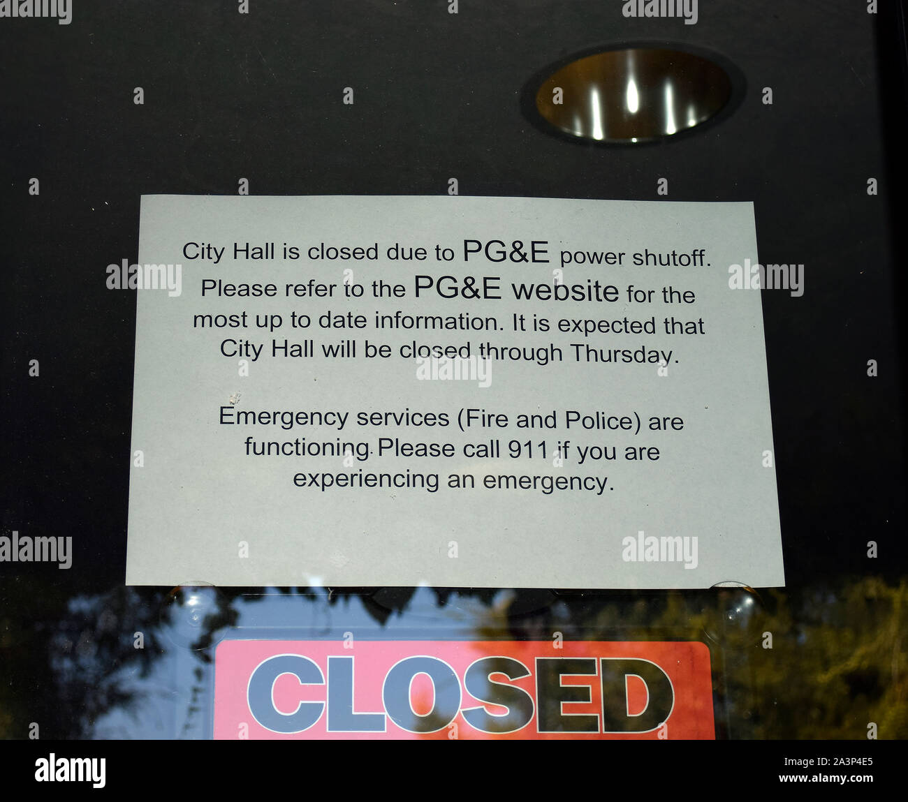 Union City City Hall closed sign due to PG&E power shutoff in parts of ...
