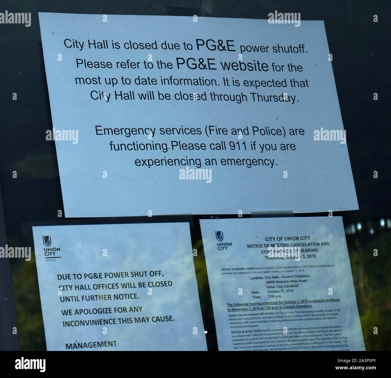 Union City City Hall closed sign due to PG&E power shutoff in parts of ...