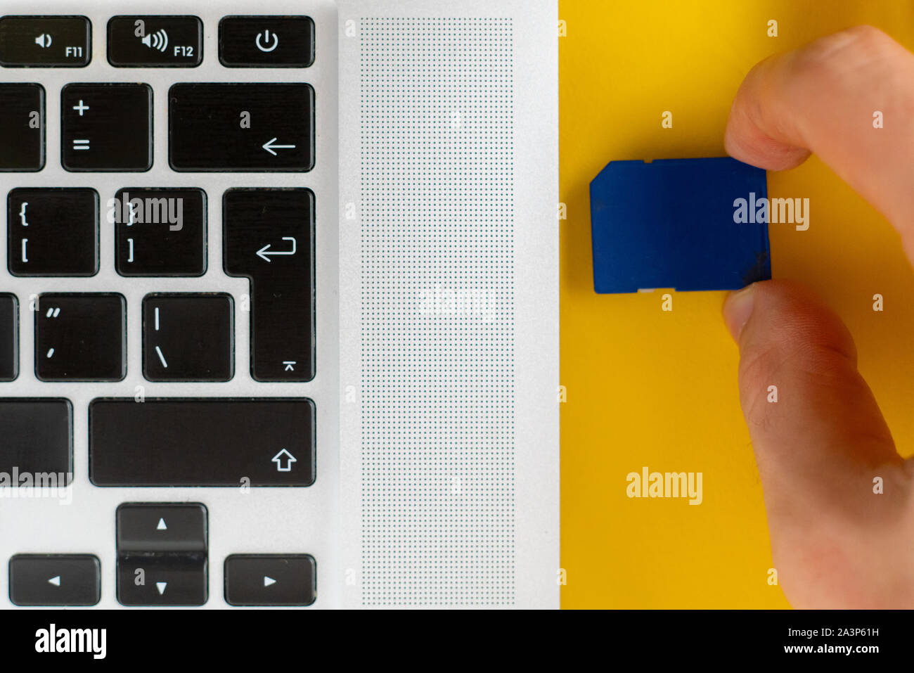 Hand insert usb memory stick hi-res stock photography and images - Alamy