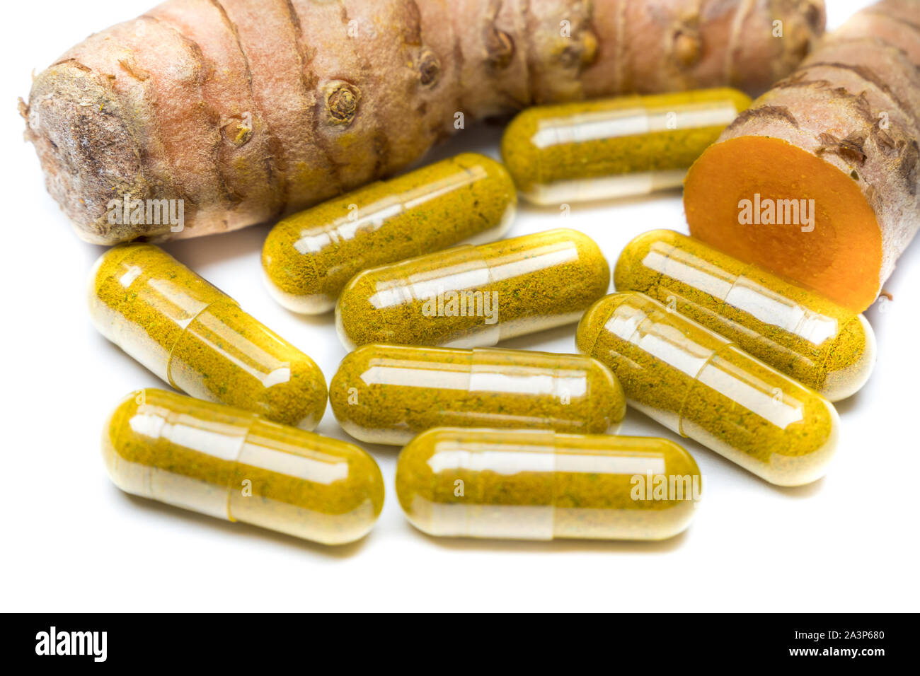 Curcuma capsules with turmeric root Stock Photo - Alamy