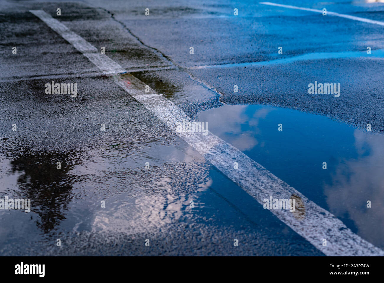 Wet roadway hi-res stock photography and images - Alamy
