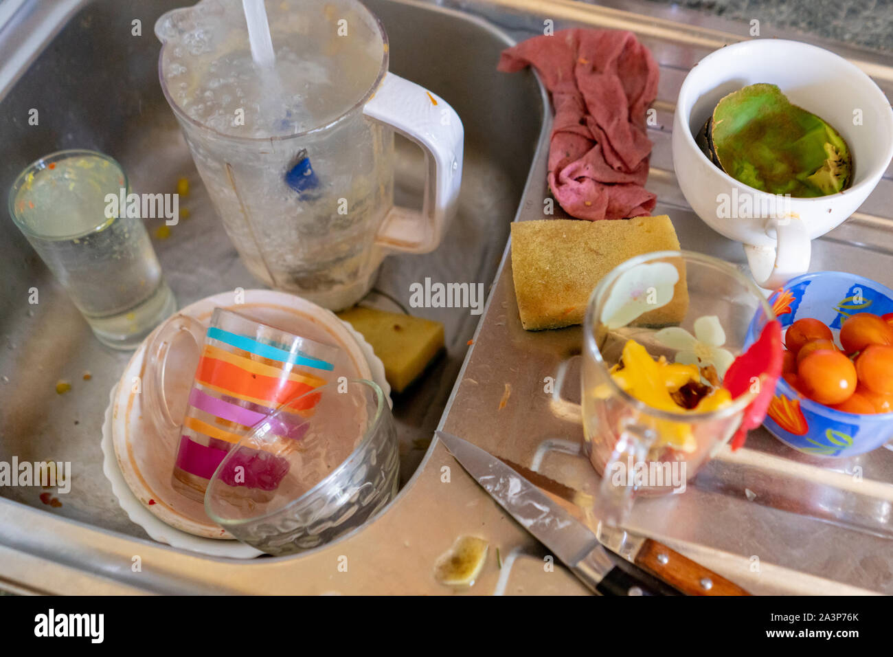 Stack of dirty crockery hi-res stock photography and images - Alamy